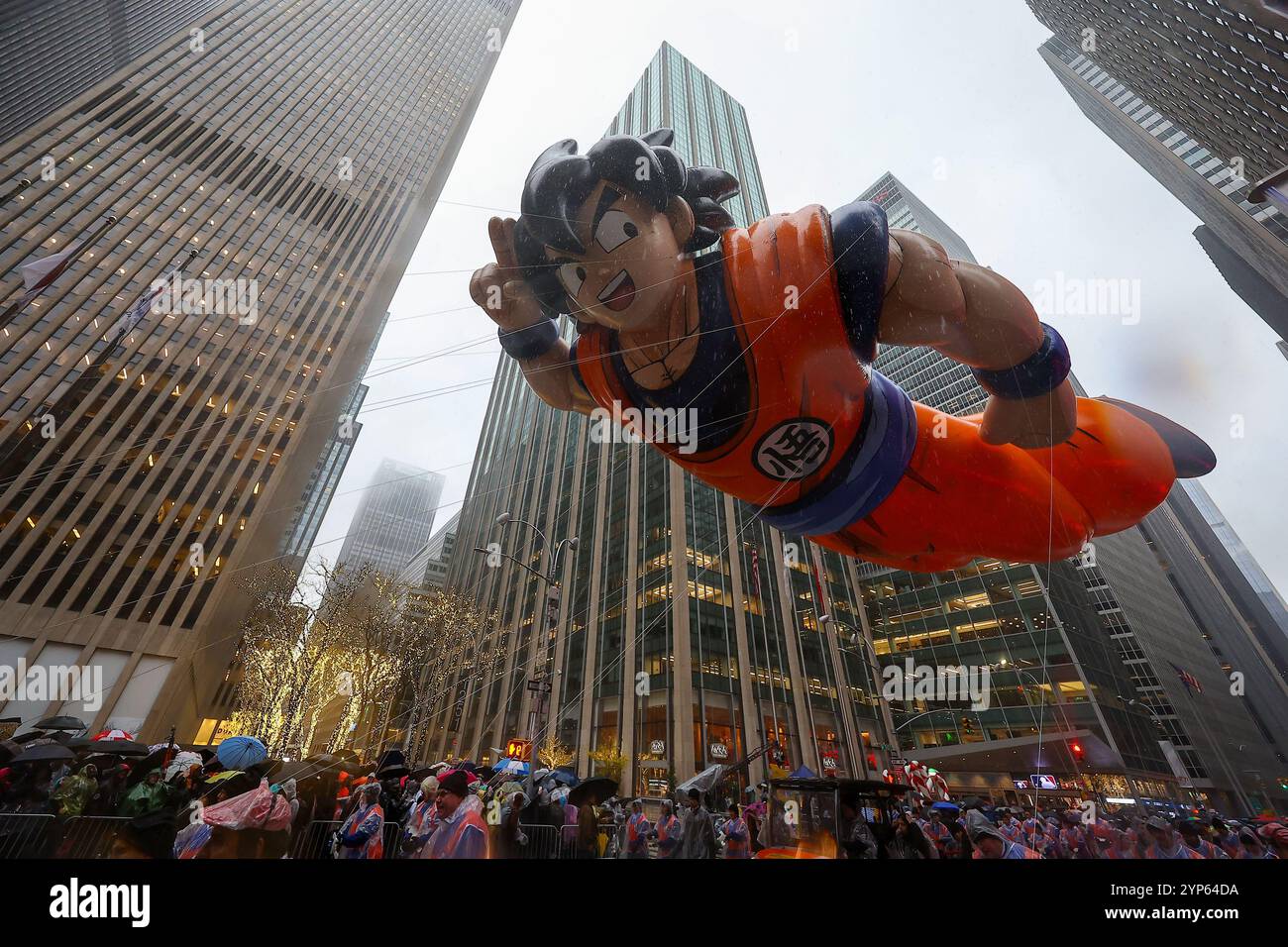 La mongolfiera Goku si dirige lungo il percorso della sfilata durante ...