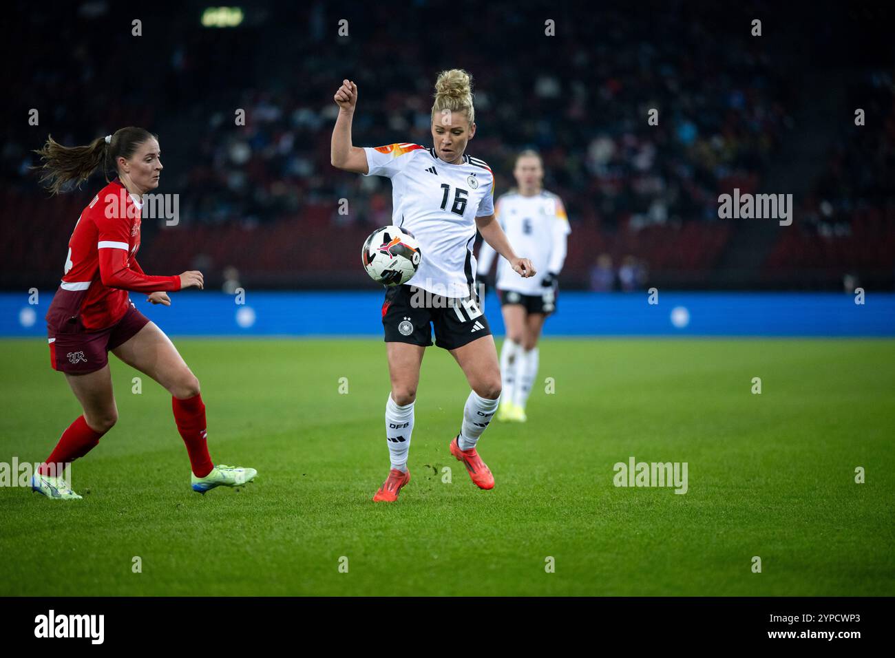 Linda Dallmann (Deutschland, #16) am Ball, sui, Schweiz vs Deutschland ...