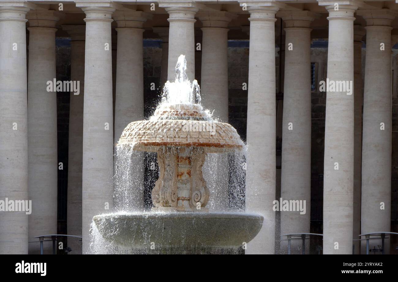 Fontana del Maderno e colonnato del Bernini, città del Vaticano, Roma ...