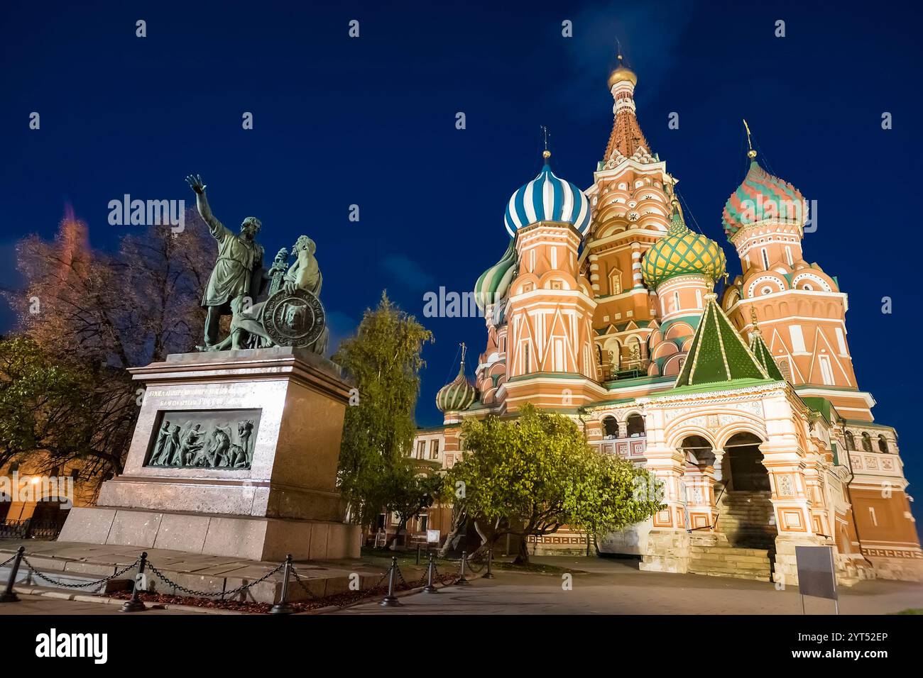 Vista notturna della cattedrale di San Basilio, Mosca. La Cattedrale di ...