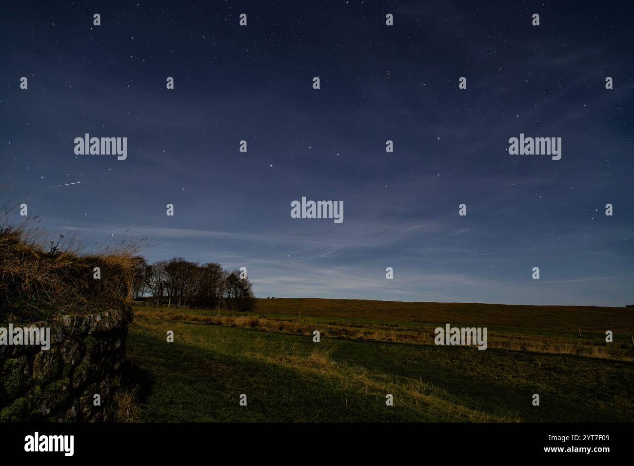 Il Vallo di Adriano a Steel Rigg / Peel Gap sotto un cielo stellato con ...