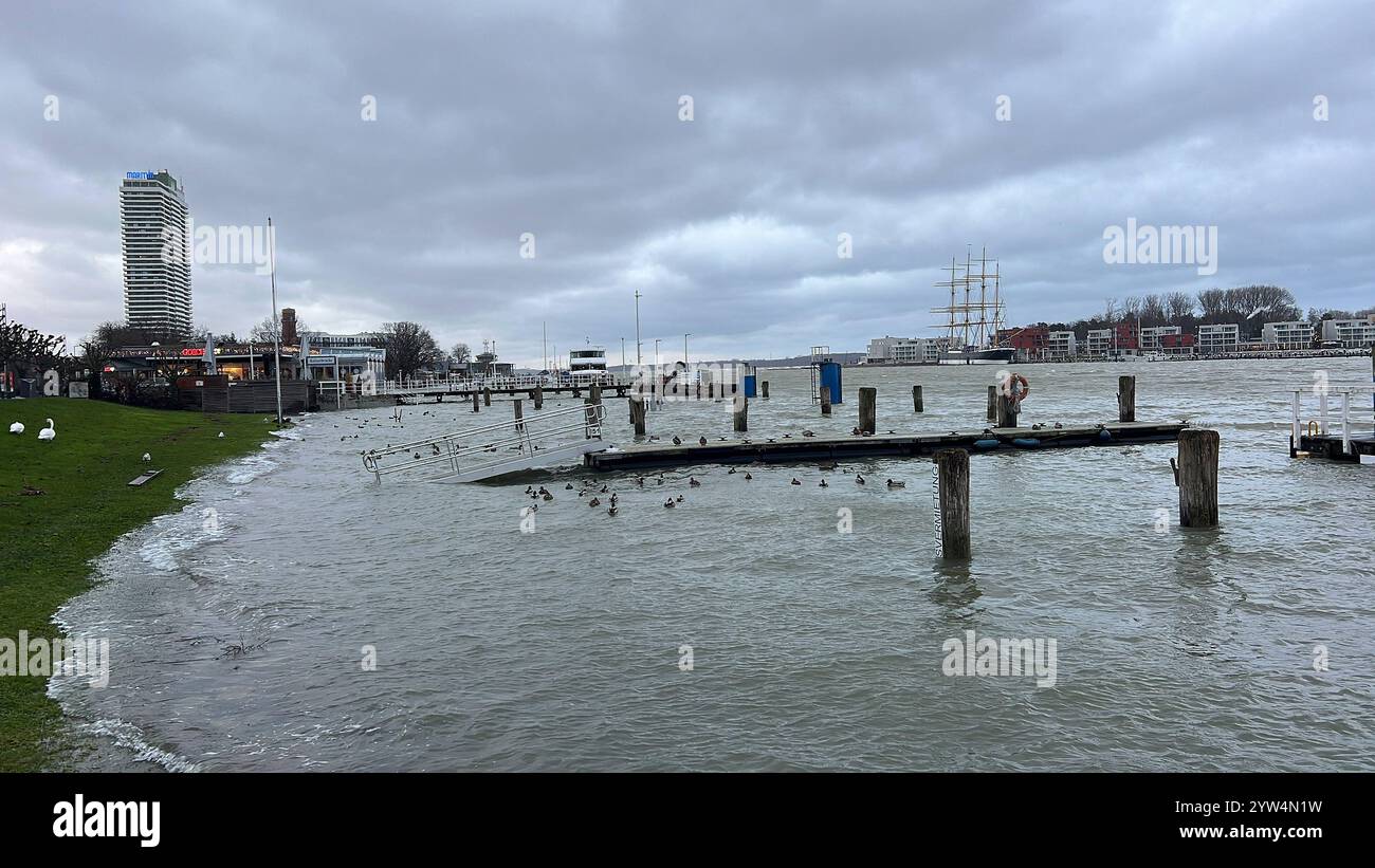 Blick in Die Vorderreihe, im Hintergrund das MARITIM Hotel Hochwasser ...