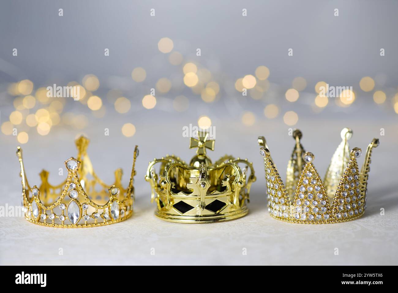 Epiphany Day o dia de Reyes Magos Concept. Tre corone dorate su sfondo ...