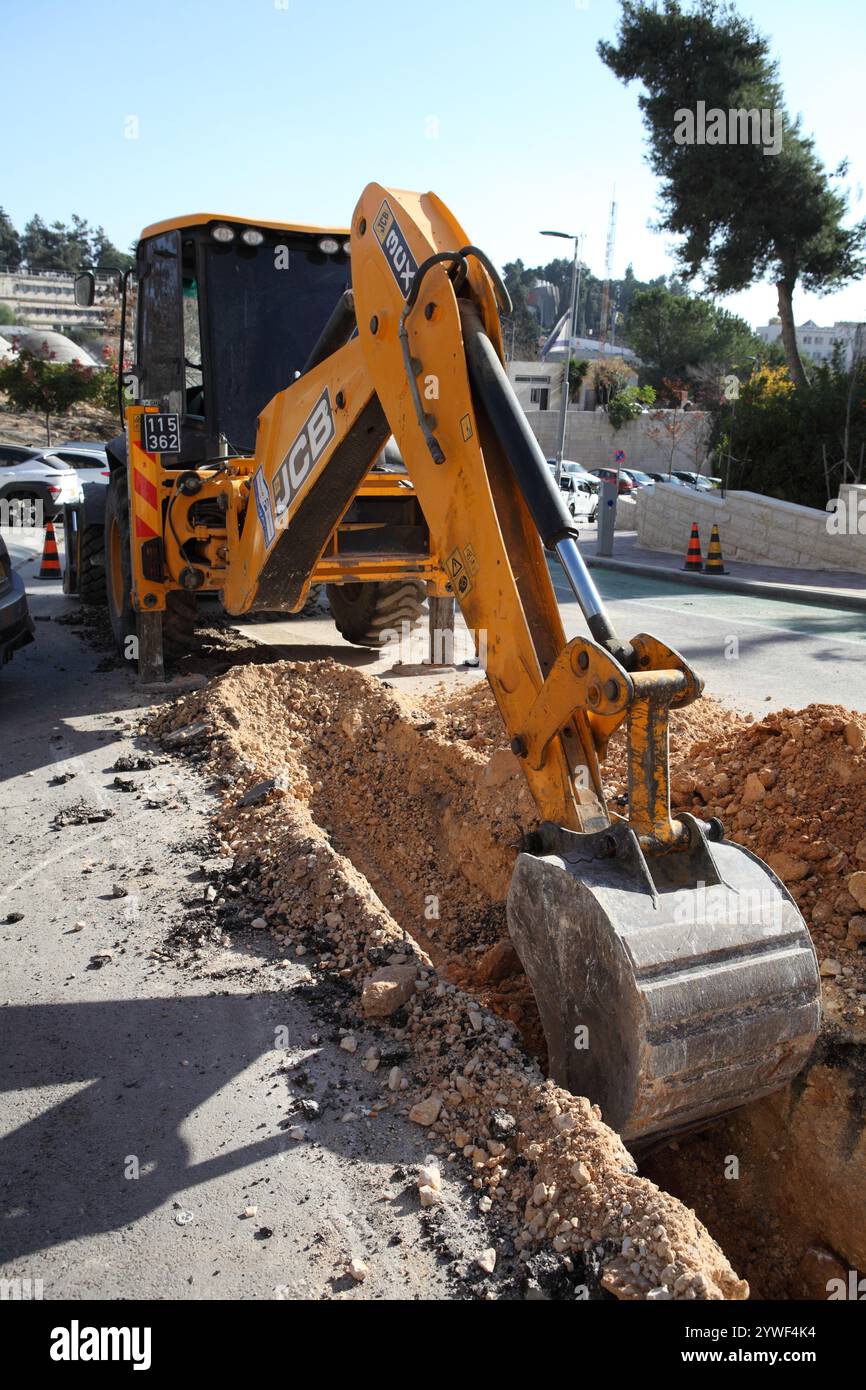 La benna del bulldozer è stata spostata da un braccio cilindrico ...