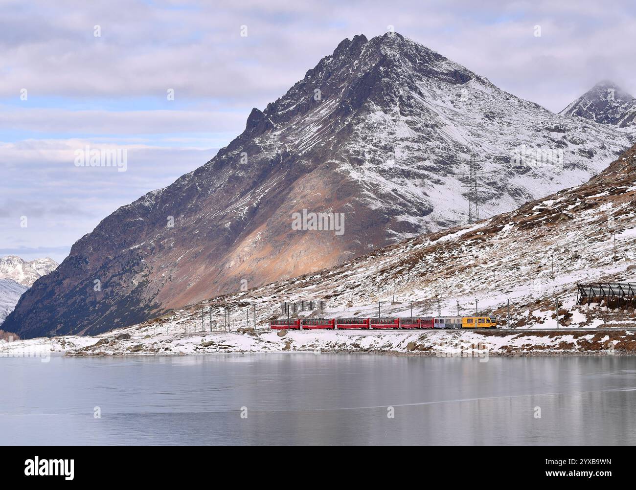 Coira, Alpi lungo la ferrovia Albula-Bernina in Svizzera. 2 dicembre 2024. Un treno arriva fino ...