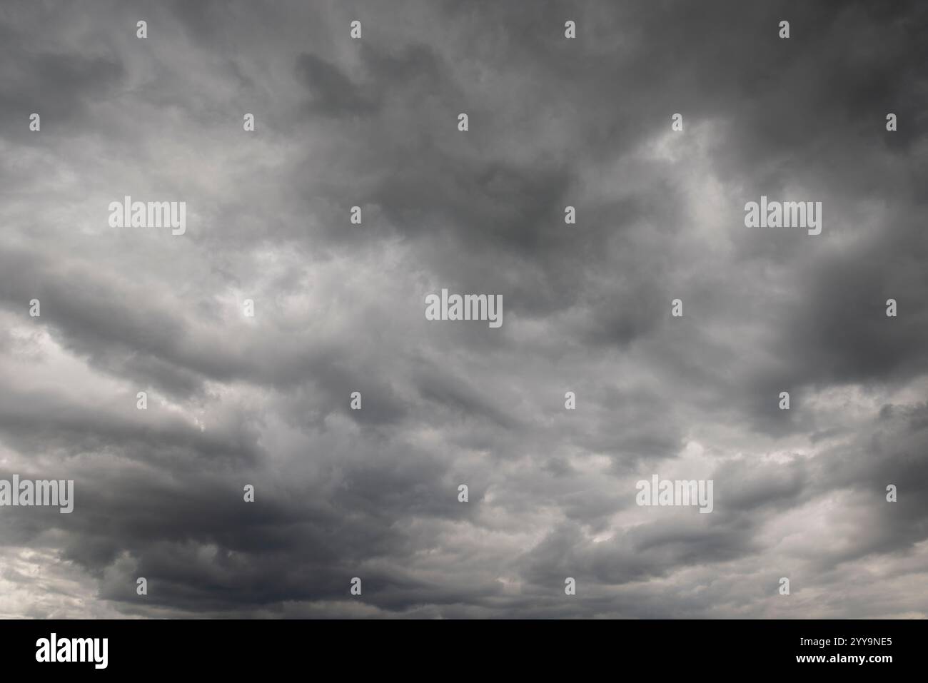 Cielo scuro drammatico immagini e fotografie stock ad alta risoluzione ...