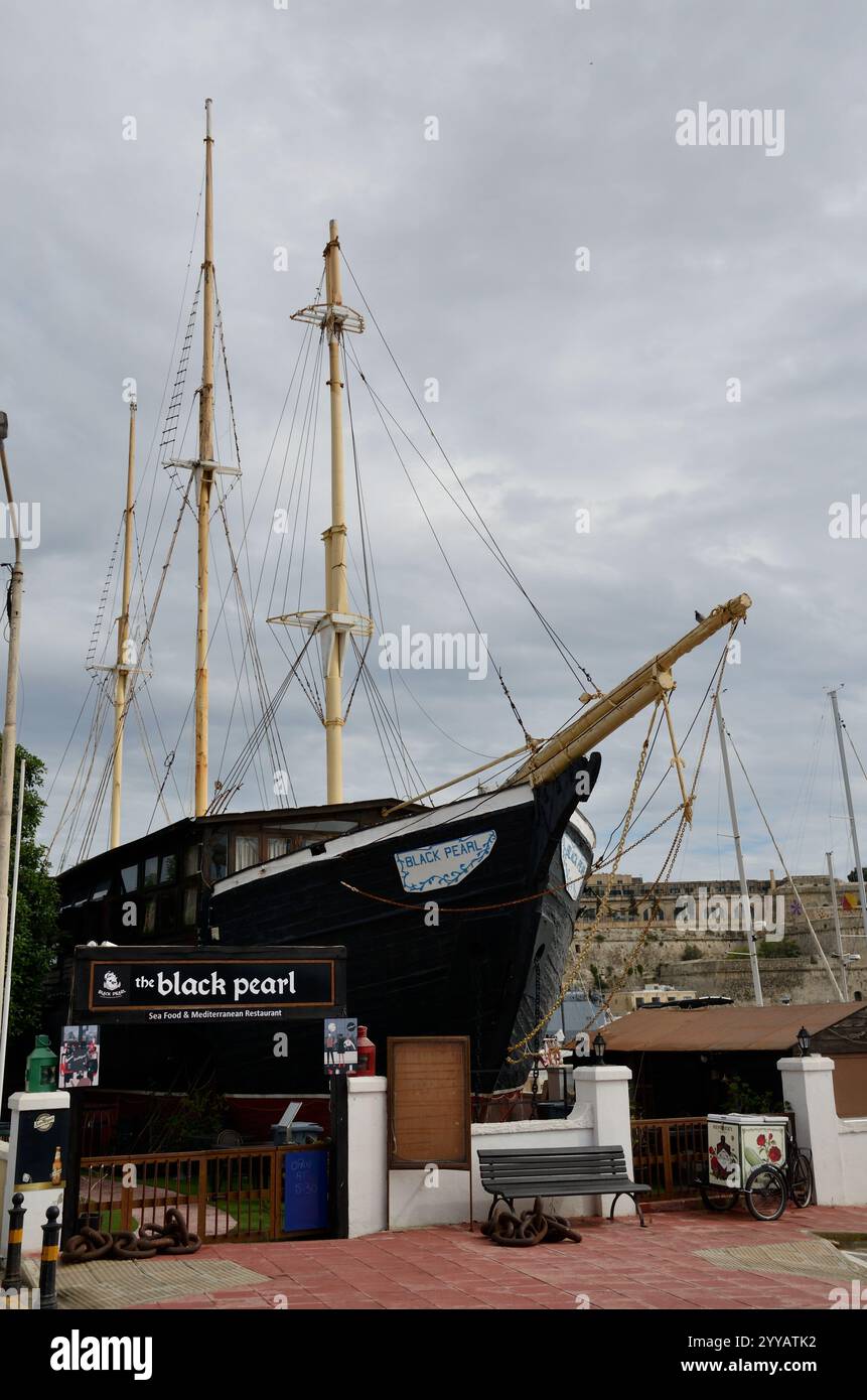 Nave nera perla immagini e fotografie stock ad alta risoluzione - Alamy