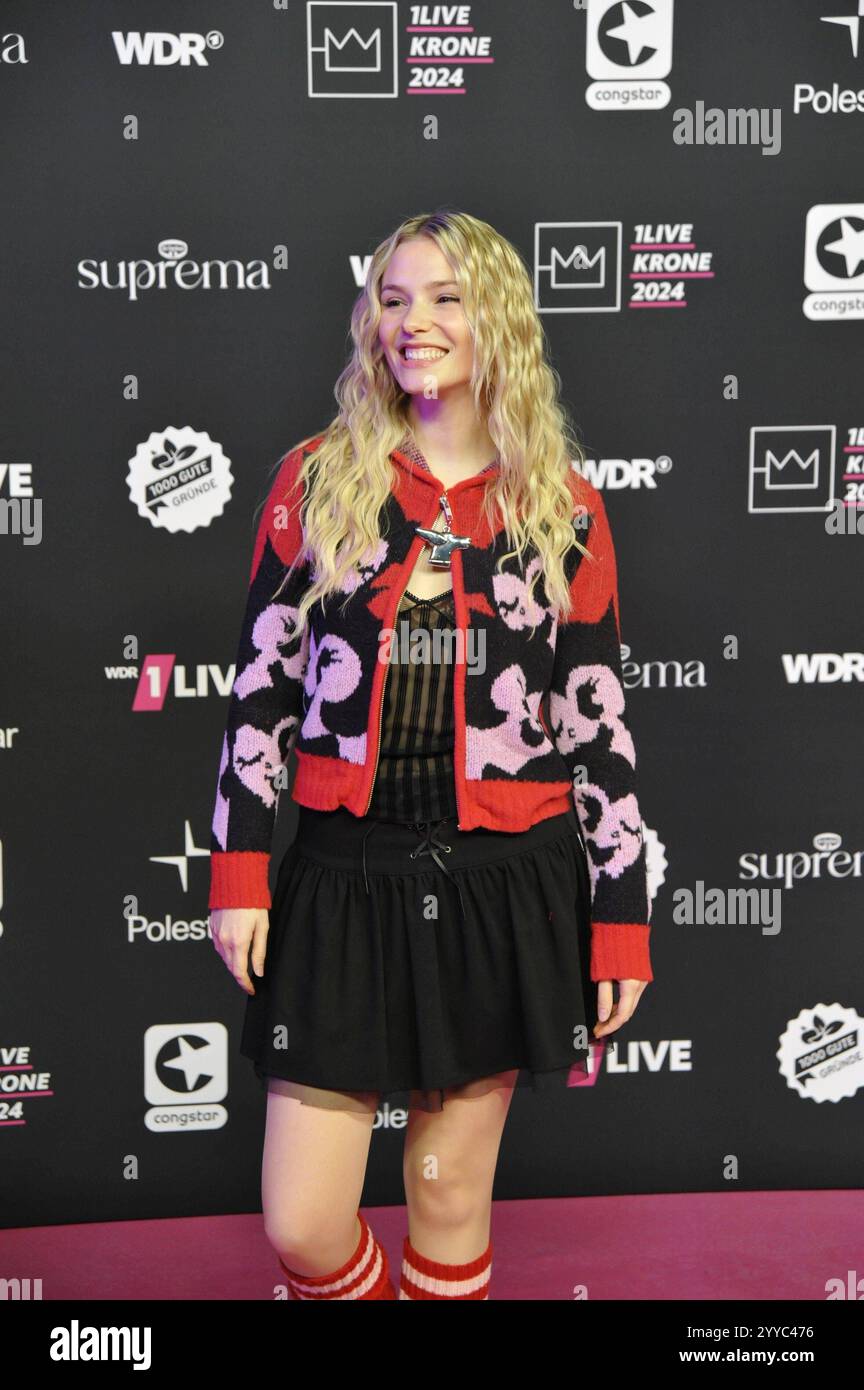 Esther Graf Sängerin 12/24 thg Esther Graf auf dem Roten Teppich zur ...