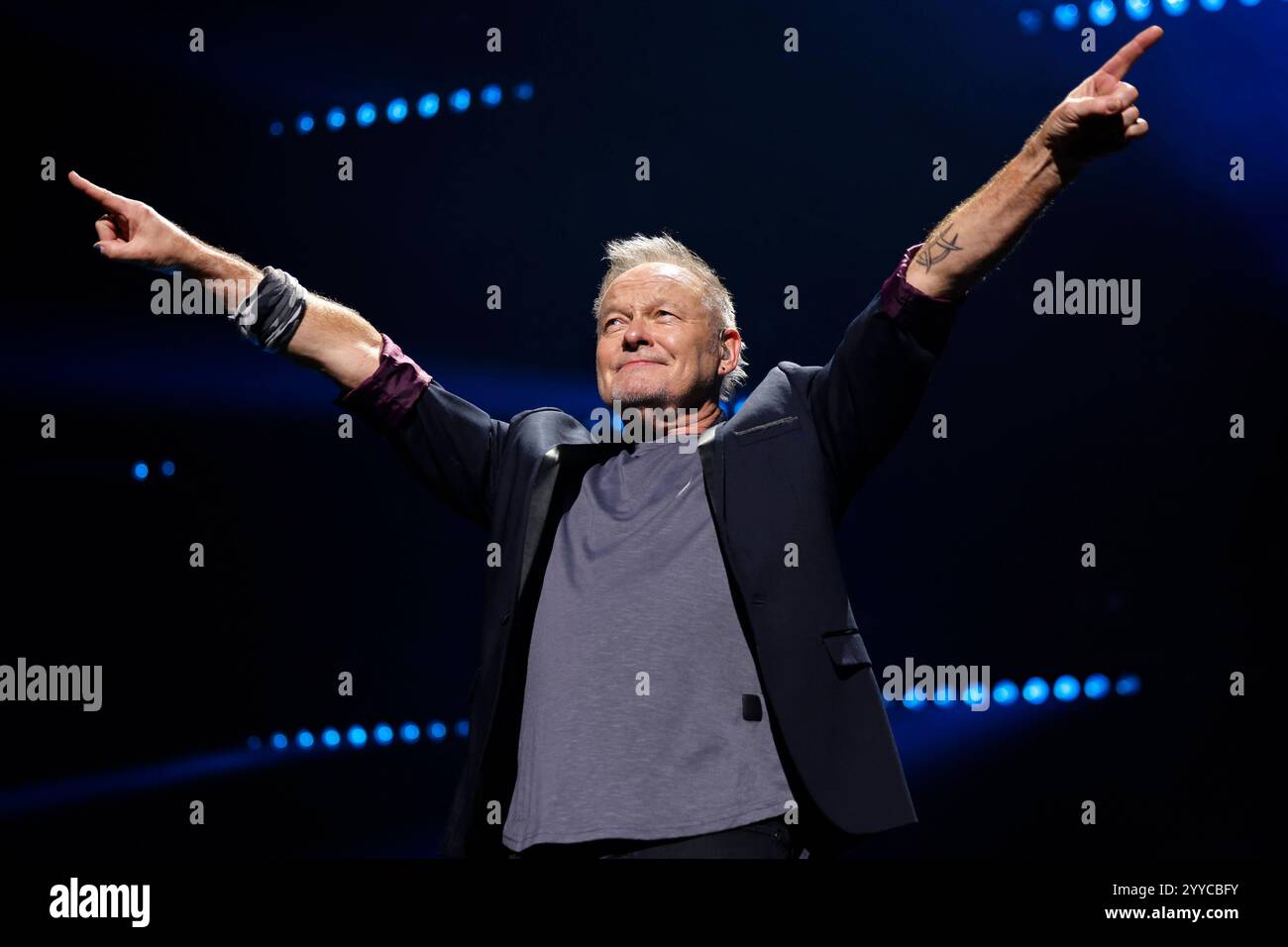 Sänger Nick van Eede von Cutting Crew bei der 30. Night of the Proms 2024 nella der Lanxess ...
