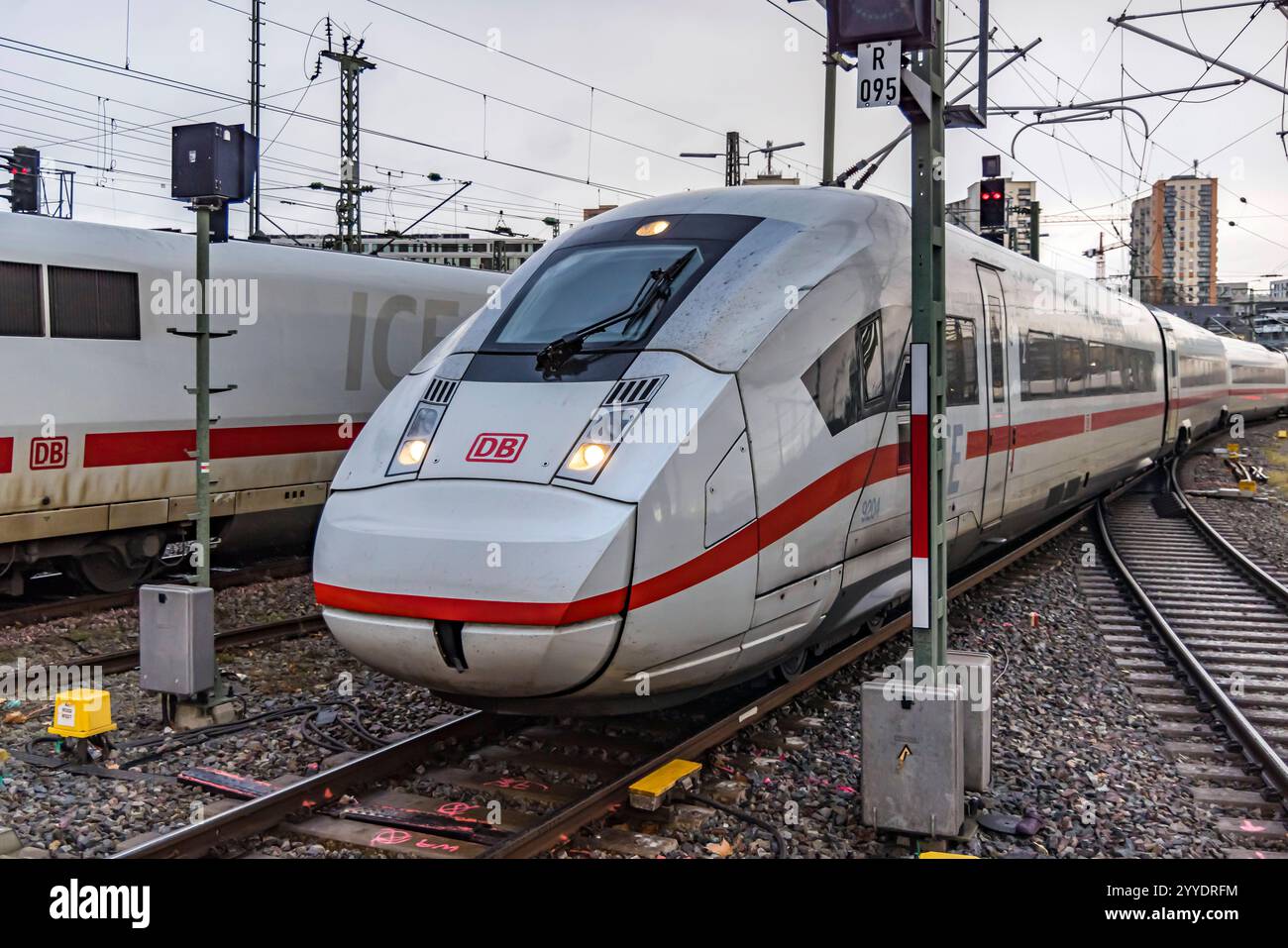 Hauptbahnhof Stuttgart. Bahnsteig mit Zug. ICE der Deutsche Bahn AG ...