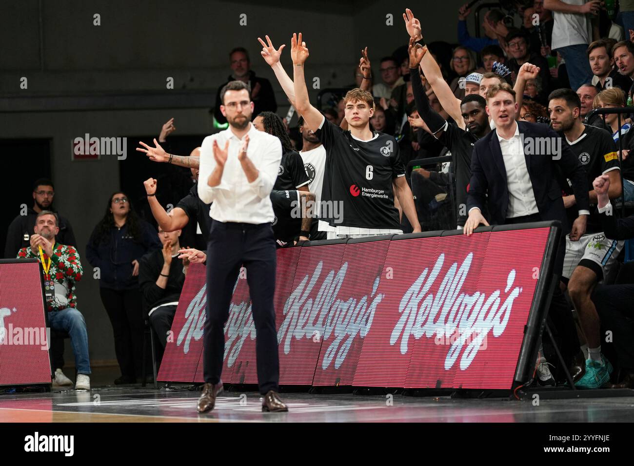 Veolia Towers Hamburg jubelt/Jubel, Benka Barloschky (Veolia Towers Hamburg, Trainer) und Bank ...