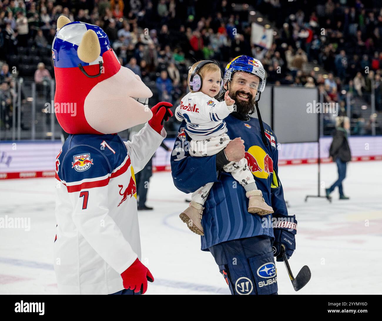 Dominik Bittner (EHC Red Bull Muenchen, n. 3) freut sich mit seinem ...