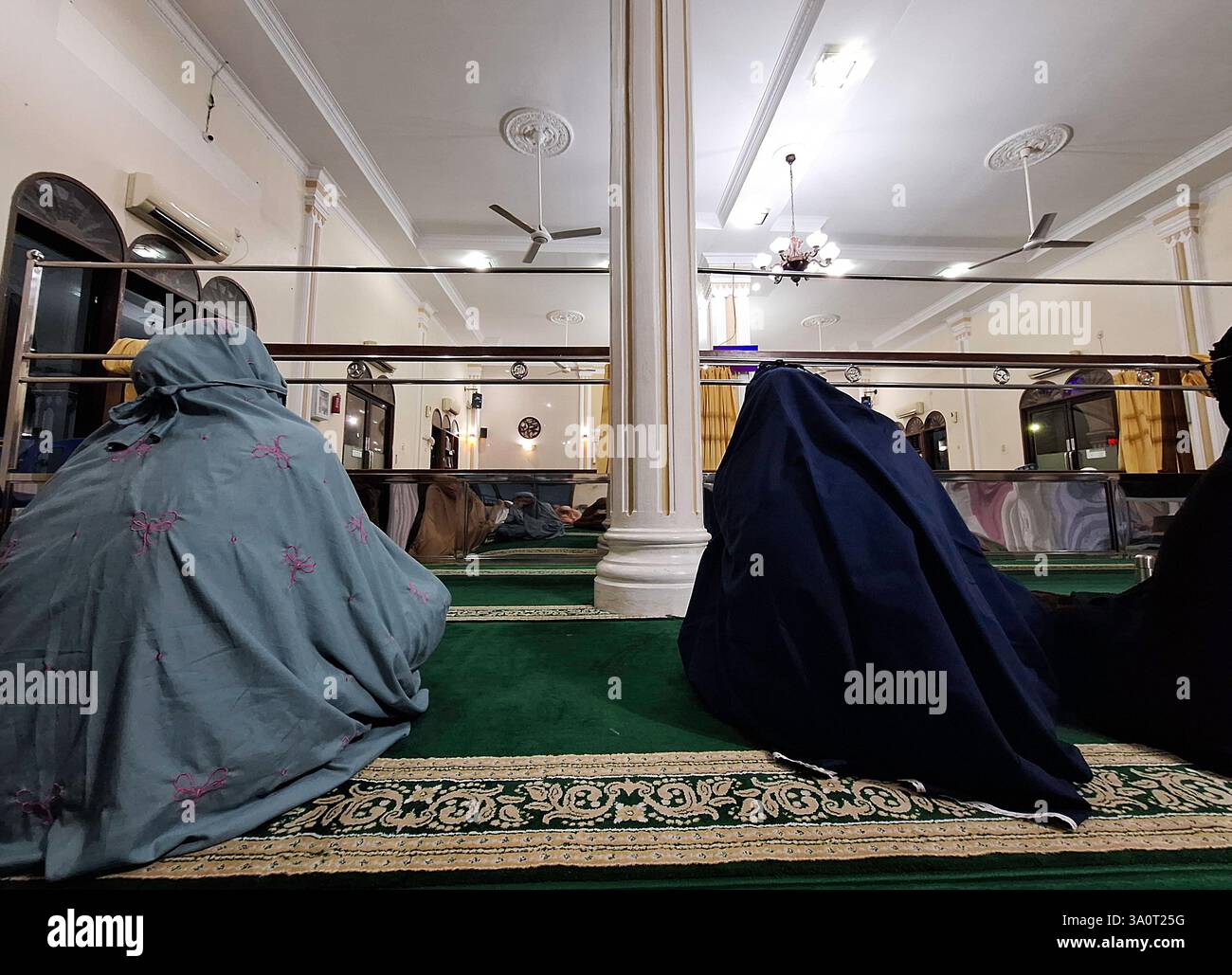 Duri, Riau, Indonesia - 1 marzo 2025: I musulmani ascoltano un sermone ...