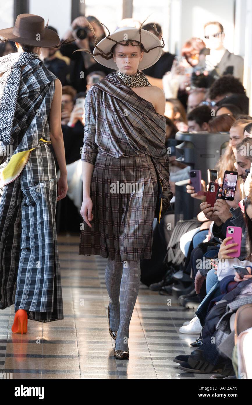 Una modella cammina in passerella durante la sfilata di moda Francesca ...