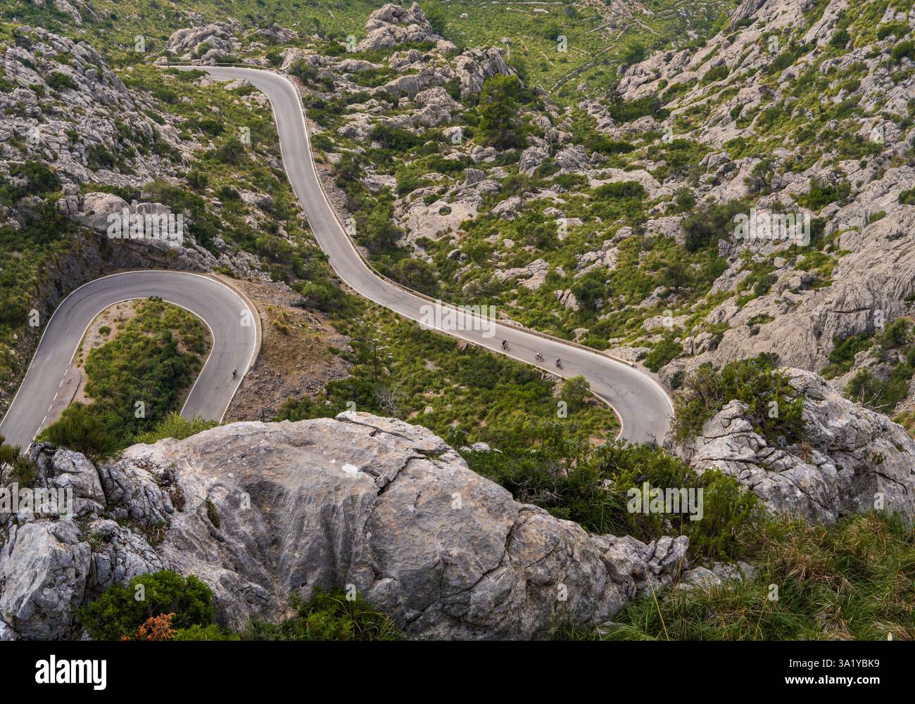 Spettacolare ripresa aerea della famosa strada di montagna sa Calobra ...