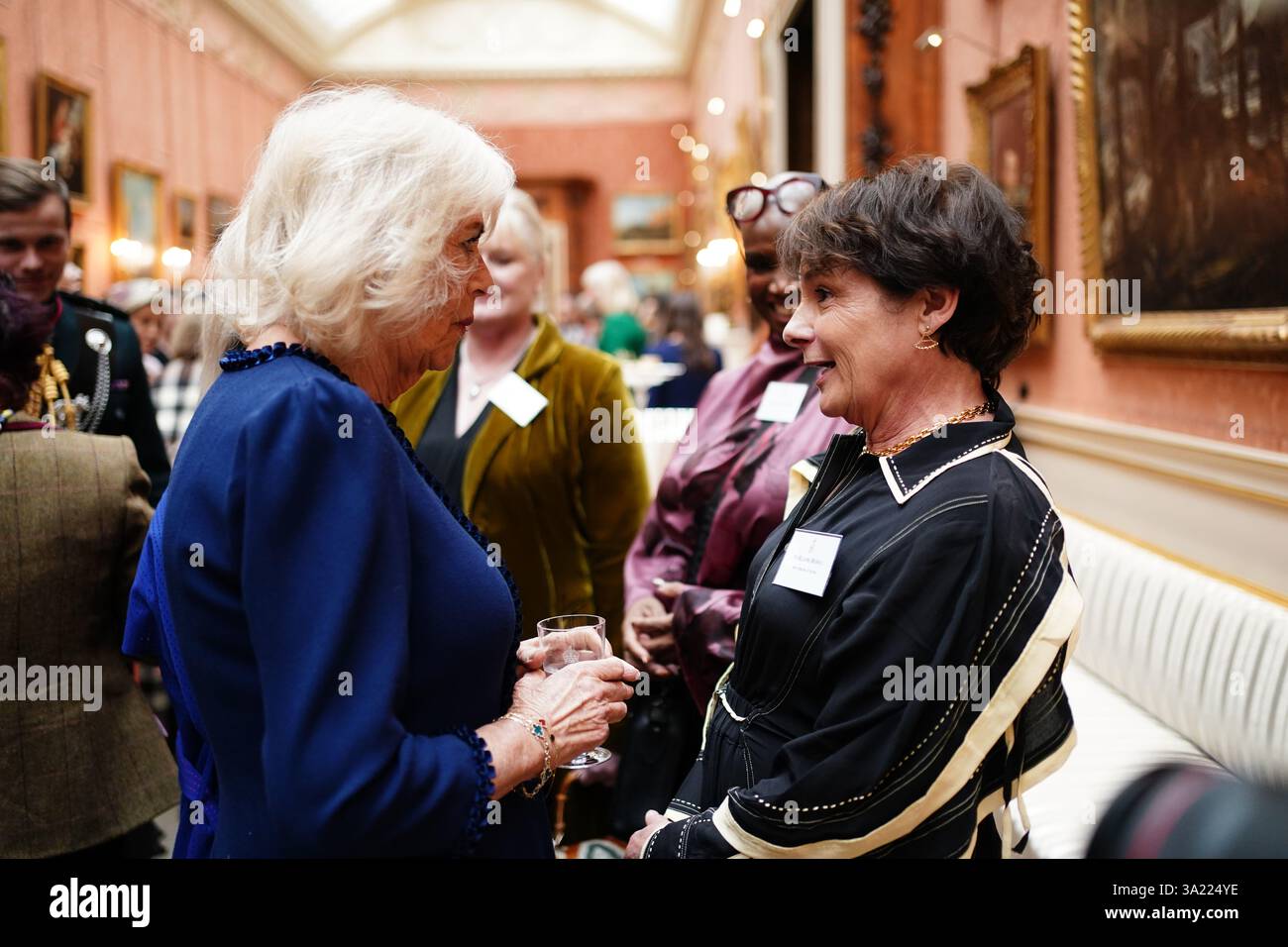 La regina Camilla parla con Elaine Bedell del Southbank Centre, durante ...