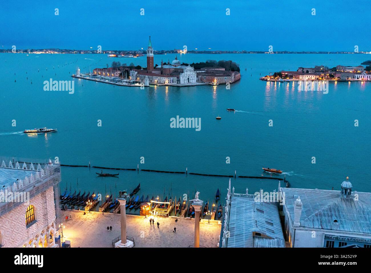 Porto di venezia immagini e fotografie stock ad alta risoluzione - Alamy
