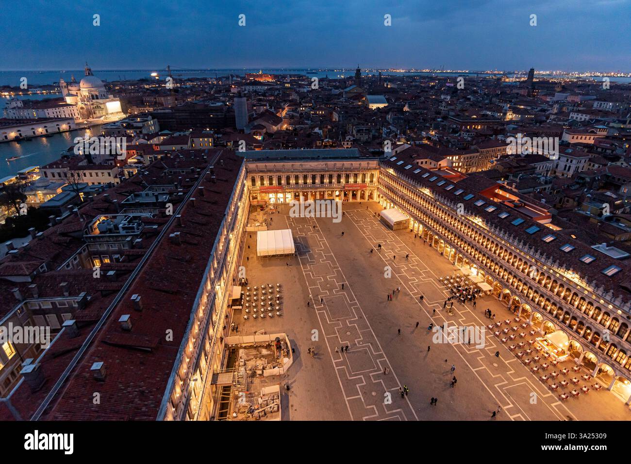 Porto di venezia immagini e fotografie stock ad alta risoluzione - Alamy