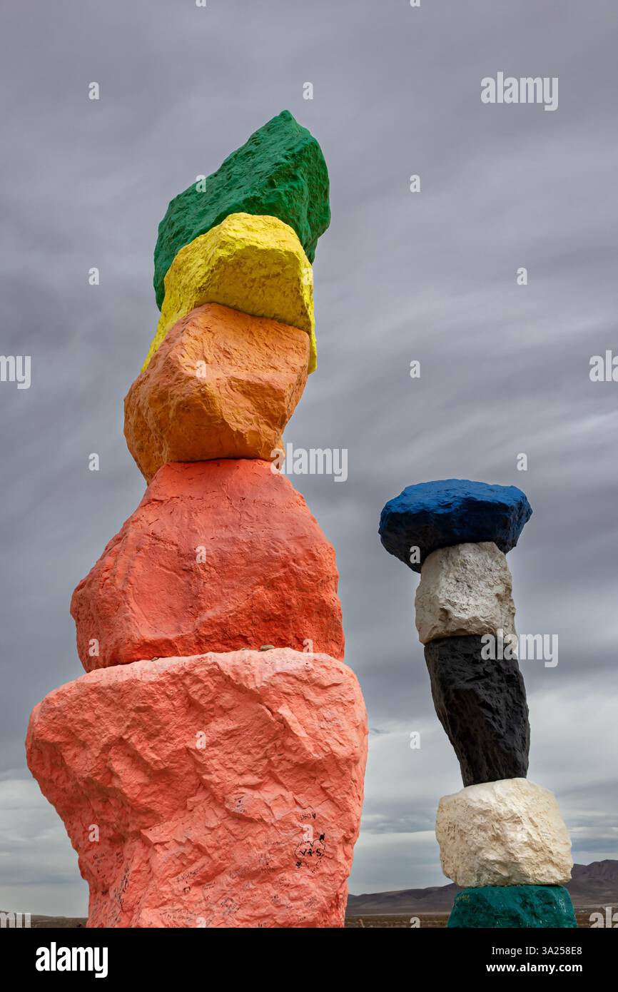 7 magic mountains immagini e fotografie stock ad alta risoluzione - Alamy