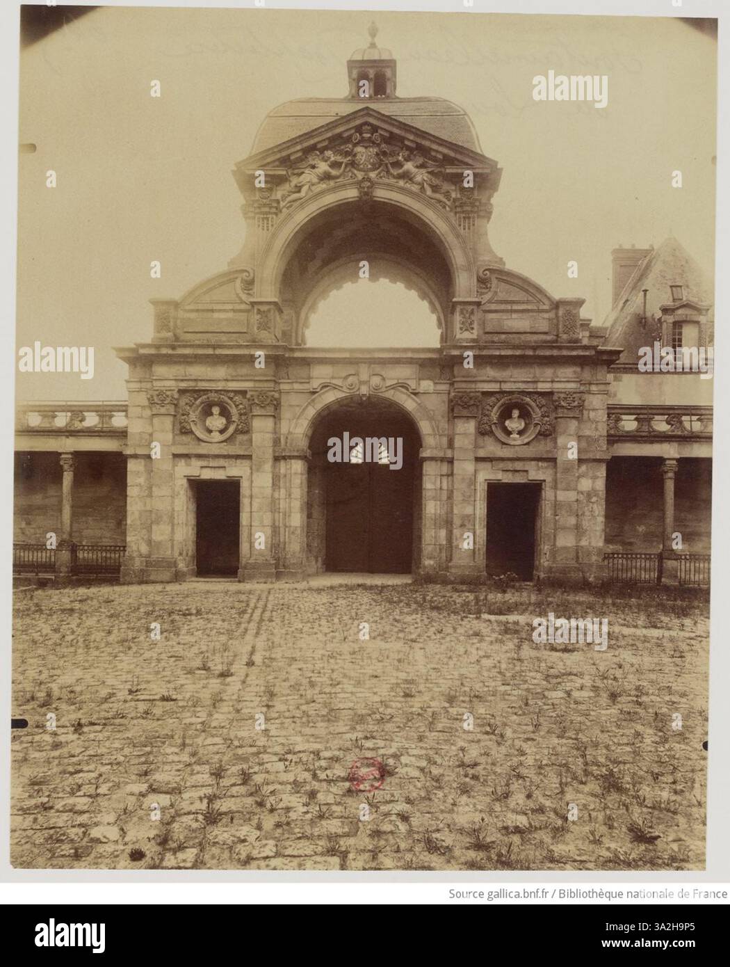 La fotografia di Eugène Atget del Battistero di Luigi XIII a ...