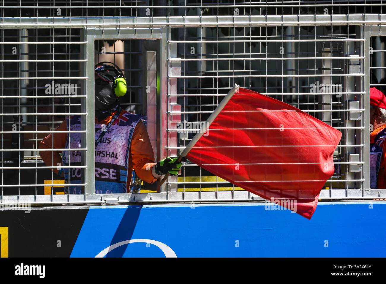 Bandiera rossa sventolata da Marshalls durante il Gran Premio d ...