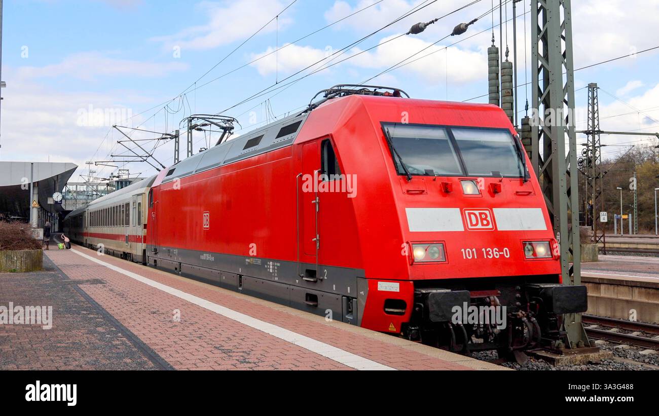 Eisenbahnverkehr a Kassel-Wilhelmshöhe. Intercity Zug der Deutschen ...