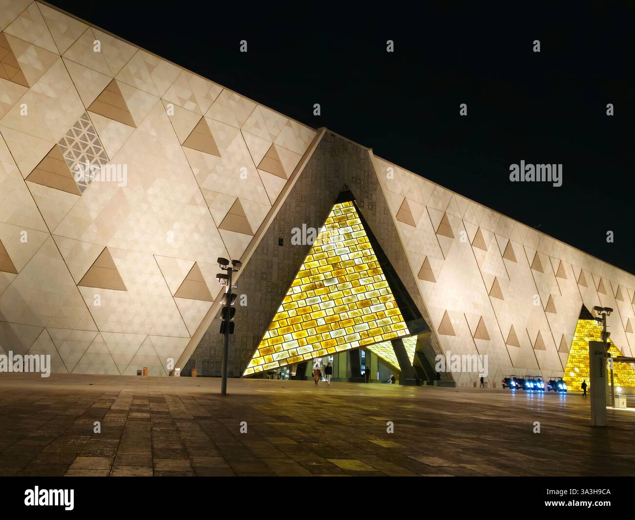 Giza, Egitto, 22 febbraio 2025: L'esterno del grande Museo Egizio Giza ...