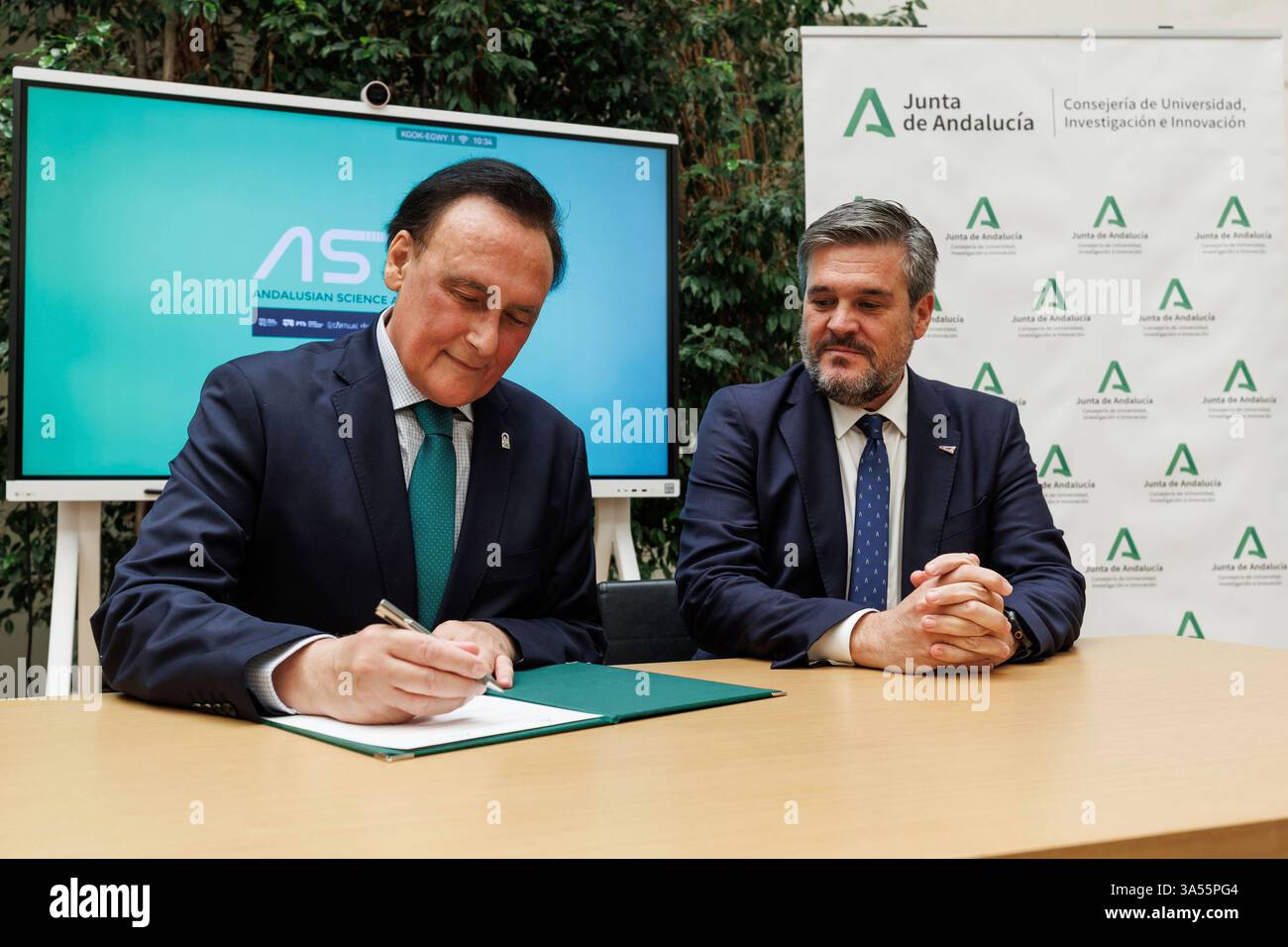 The mayoress of Granada, Marifrán Carazo, during the signing of a ...