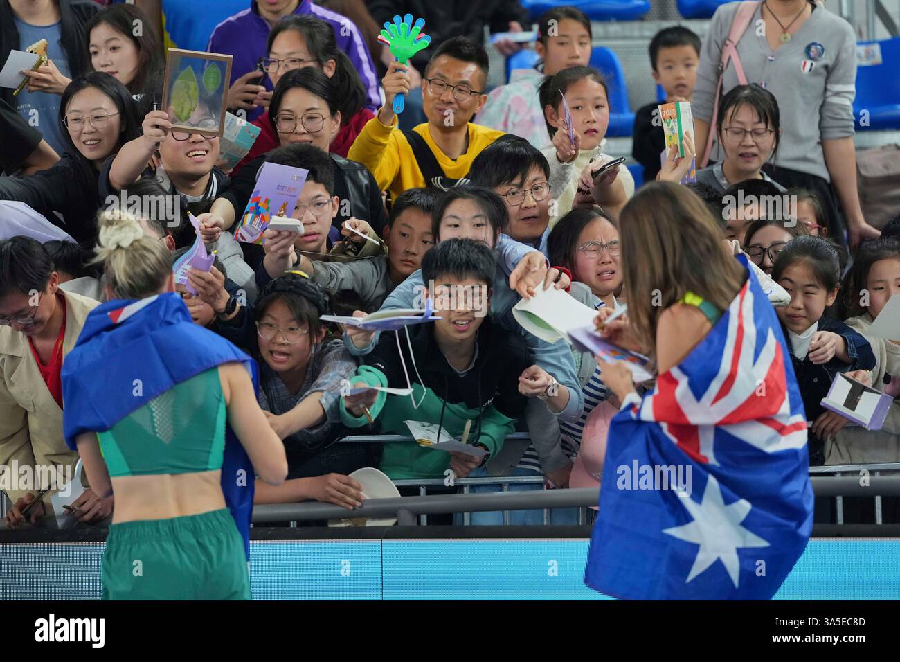 Gold medalist Nicola Olyslagers of Australia, right, and silver ...