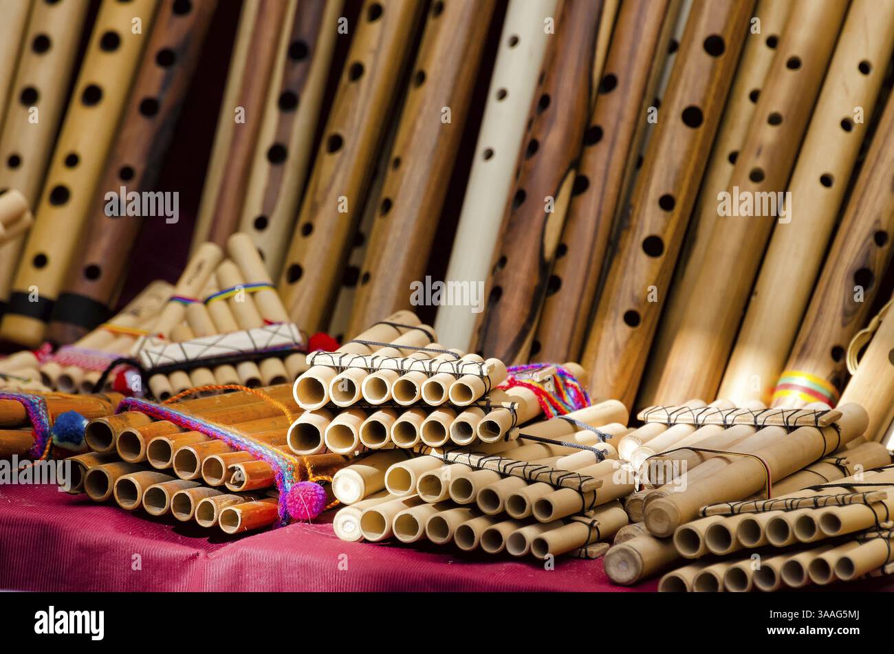 Pan flutes immagini e fotografie stock ad alta risoluzione - Alamy