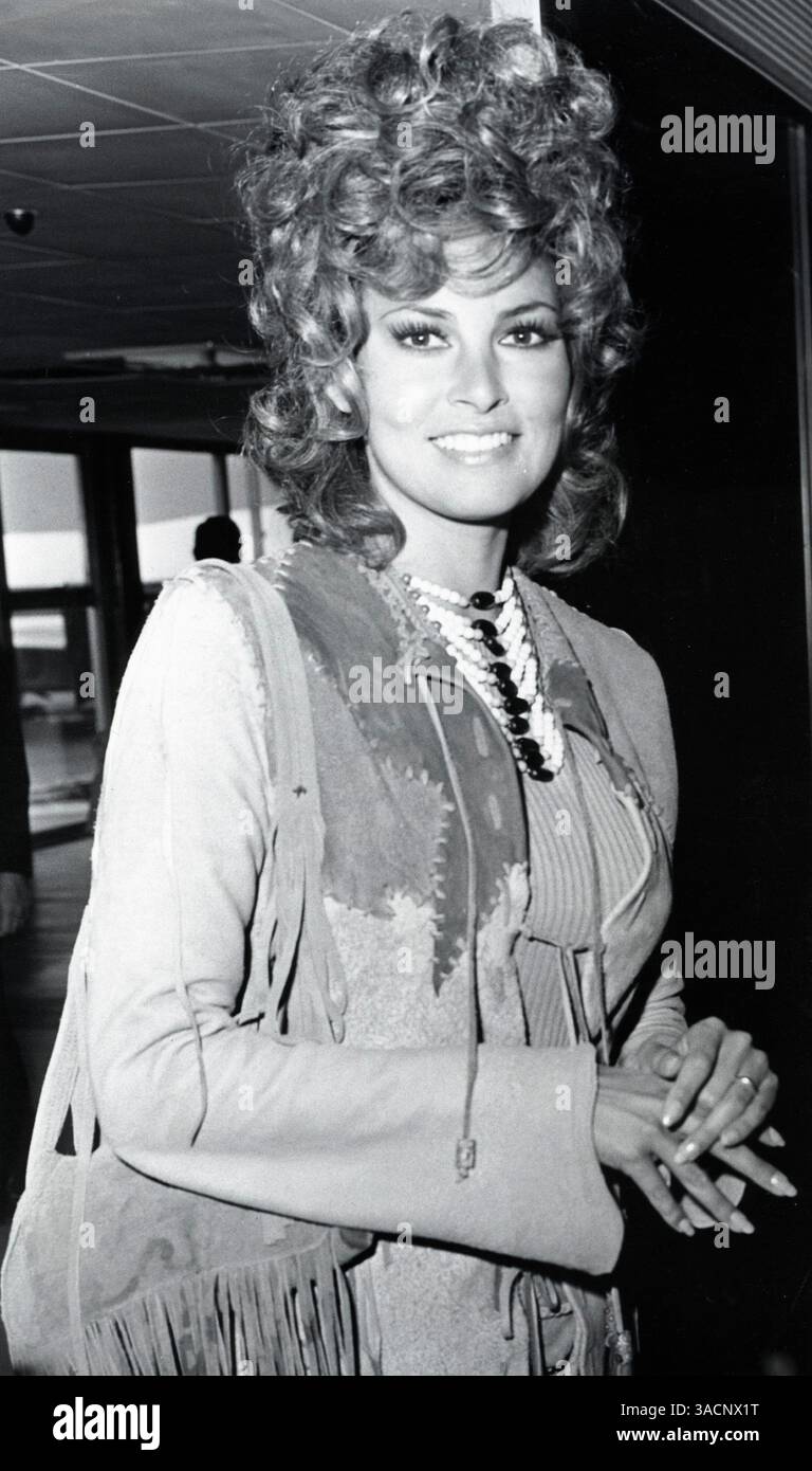 Raquel welch 1970 immagini e fotografie stock ad alta risoluzione - Alamy