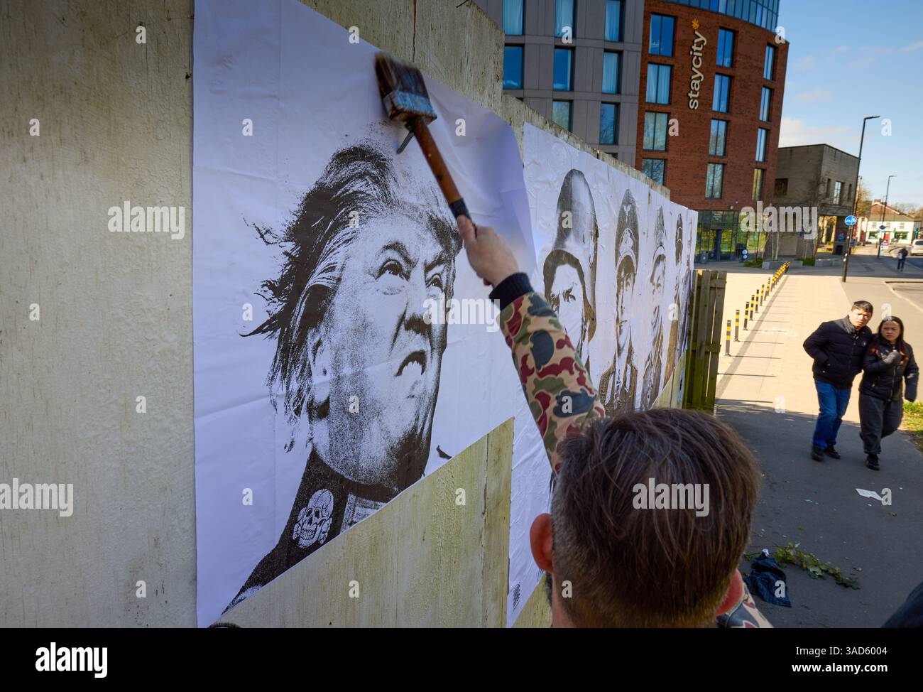 York, Regno Unito. 5 aprile 2025. Art by Grow Up, Copywriting di Phil ...