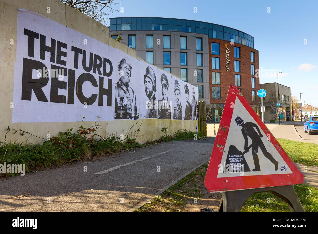 York, Regno Unito. 5 aprile 2025. Art by Grow Up, copywriting di Phil ...