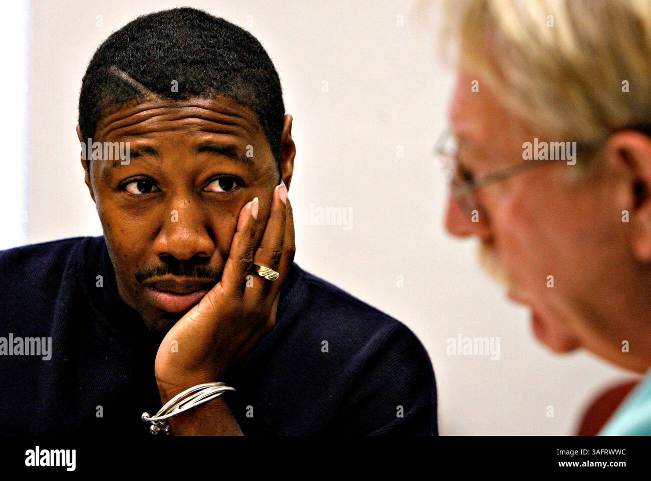 NOTA A TUTTI GLI EDITORI che scrivono didascalie e titoli, TRA CUI *TBT ...