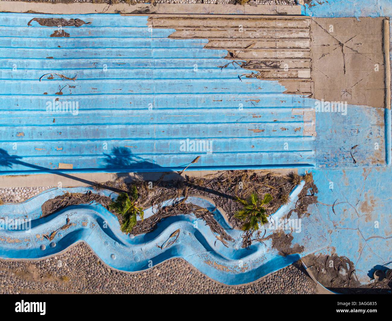 Un'area abbandonata, deteriorata e bruciata di piscine e scivoli è in ...