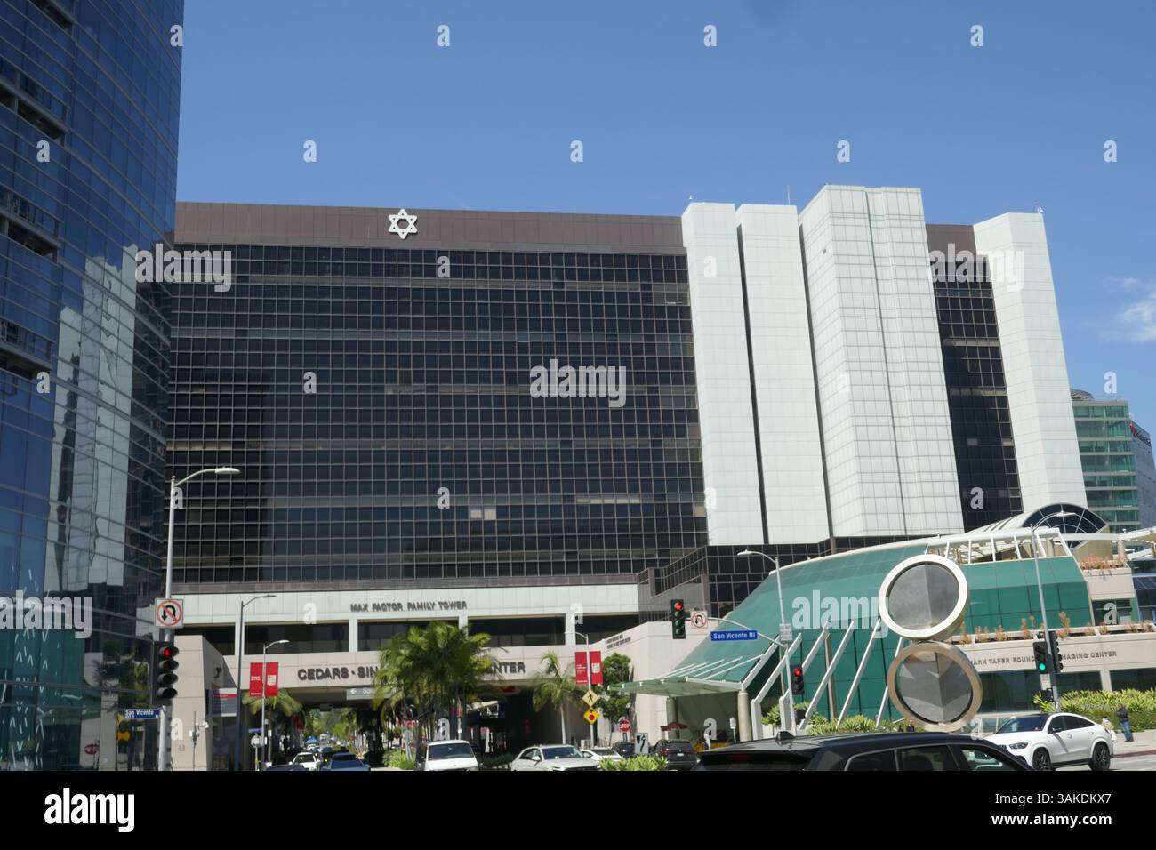 Los Angeles, California, USA 11 aprile 2025 Cedars Sinai Hospital il 5 ...