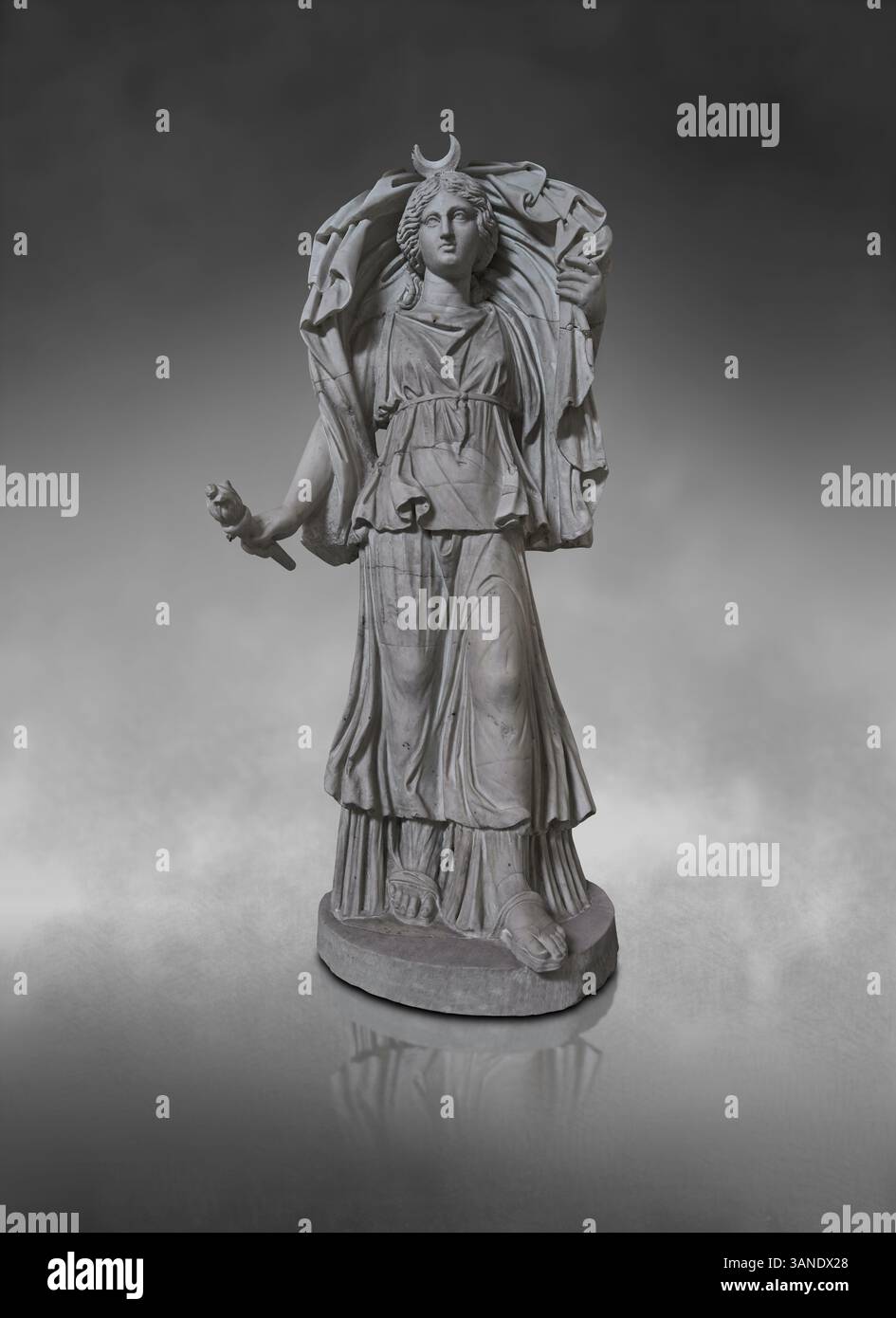 Selene goddess statue immagini e fotografie stock ad alta risoluzione ...
