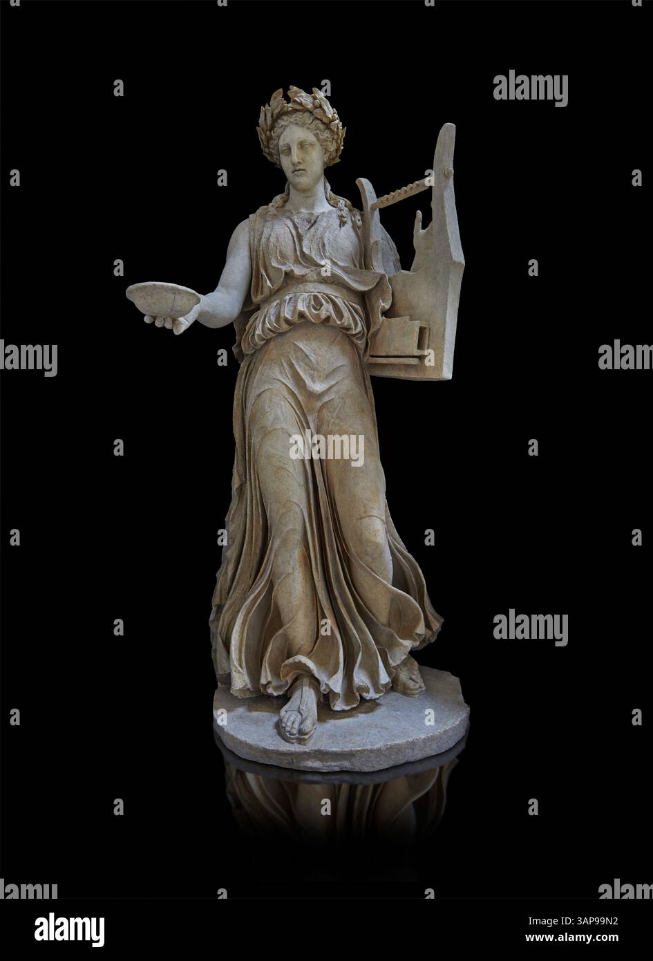 Statua romana di Apollo che suona una lira, interpretazione romana di ...