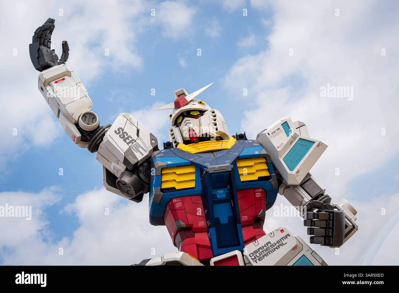 Osaka, Giappone - 16 aprile 2025: La statua a grandezza naturale di ...