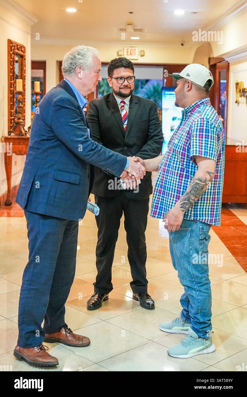 San Salvador, El Salvador. 18 aprile 2025. Il senatore Chris Van Hollen ...