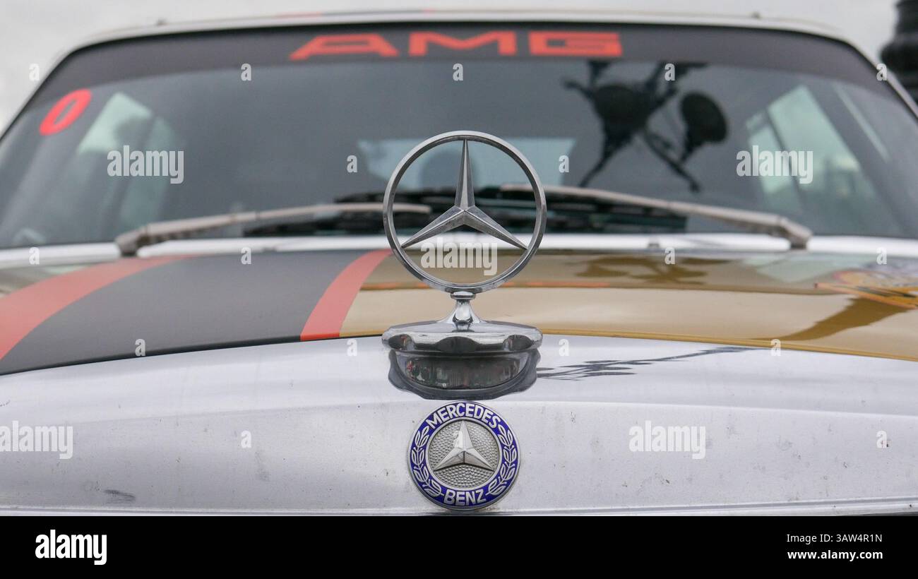 Old mercedes benz emblem immagini e fotografie stock ad alta ...