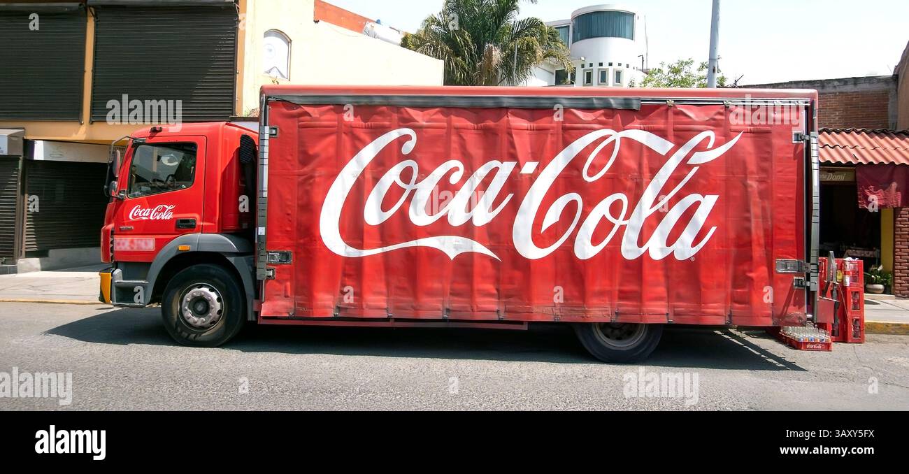 Coca cola lorry immagini e fotografie stock ad alta risoluzione - Alamy