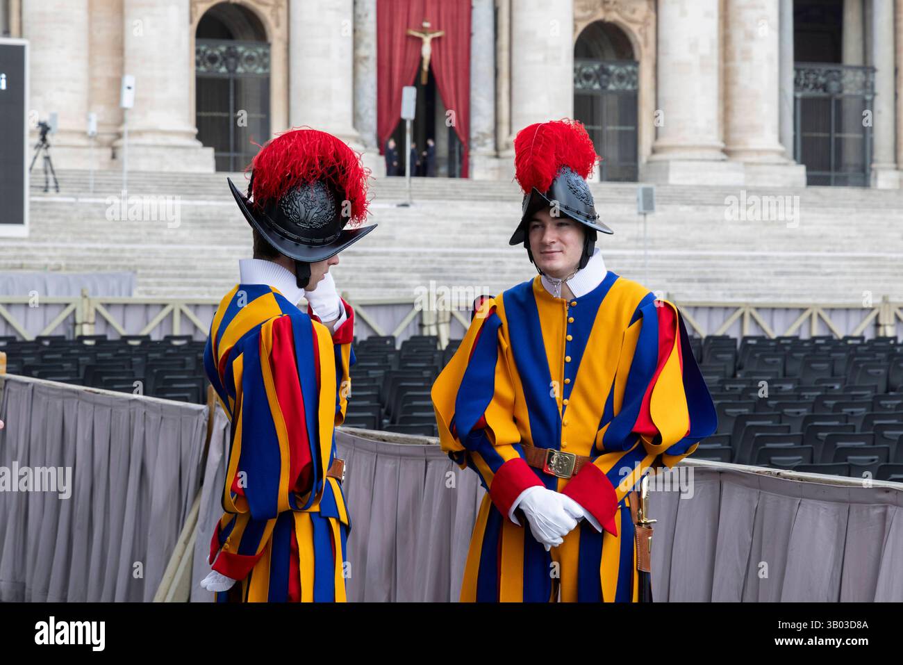 Dopo la morte di Papa Francesco in Vaticano, le guardie svizzere stanno ...