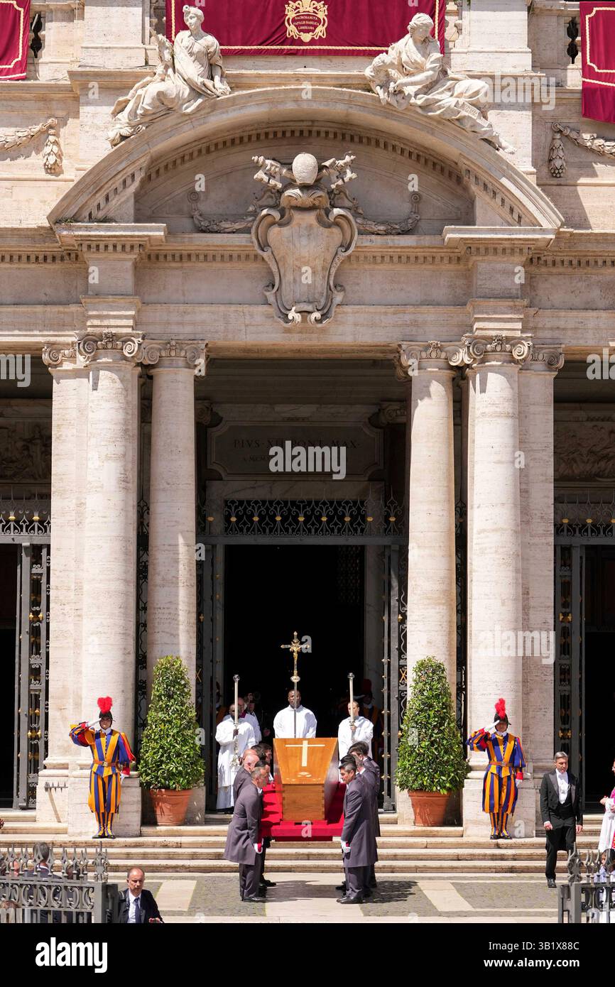 Arrival of the Pope's coffin at the Basilica of Santa Maria Maggiore ...