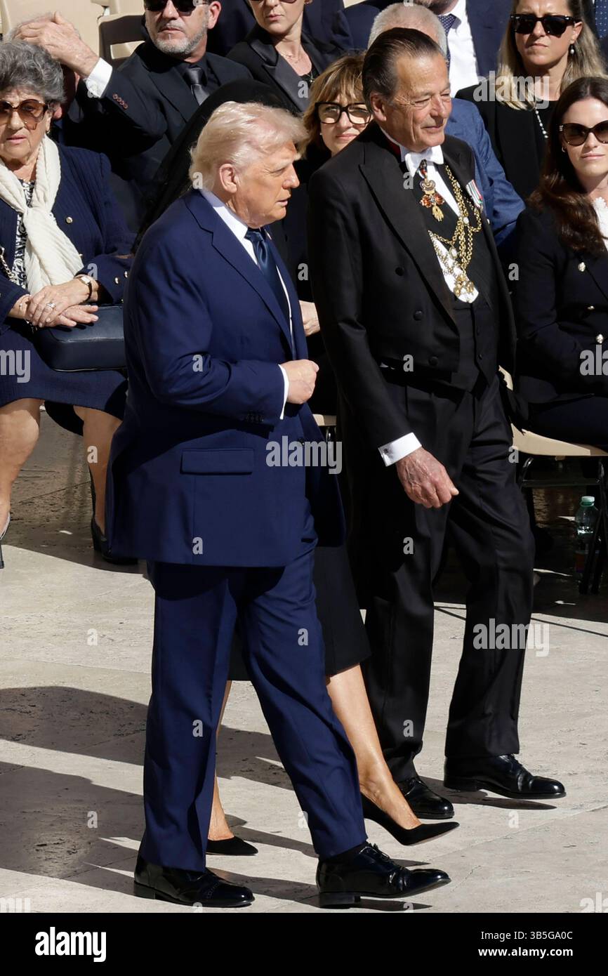 Papa Francesco ha onorato il solenne funerale in Piazza San Pietro il ...