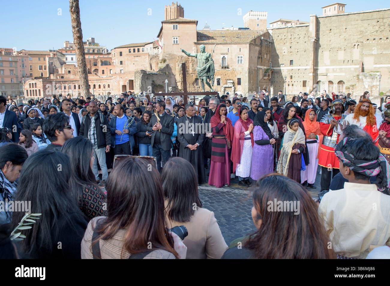 Via crucis nella capitale italiana immagini e fotografie stock ad alta ...