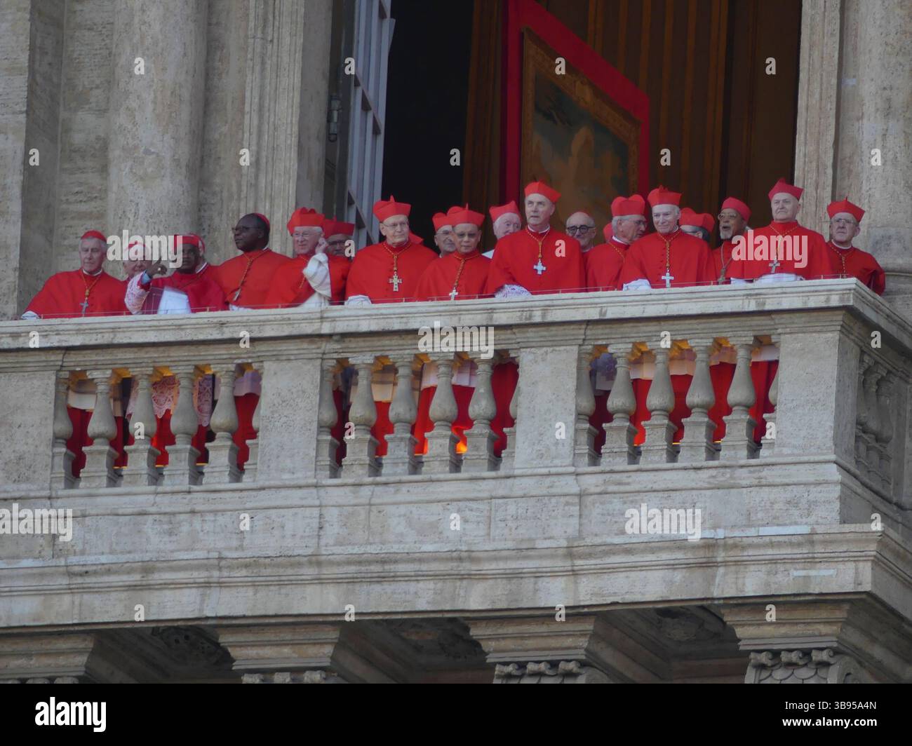 8 maggio 2025, %G: Fumo bianco (int) visto come cardinale robert ...