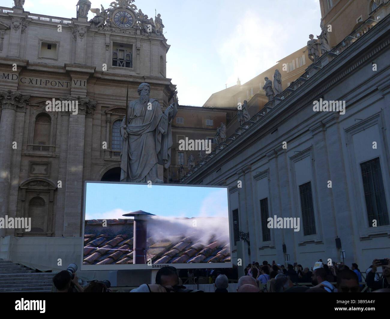 8 maggio 2025, %G: Fumo bianco (int) visto come cardinale robert ...