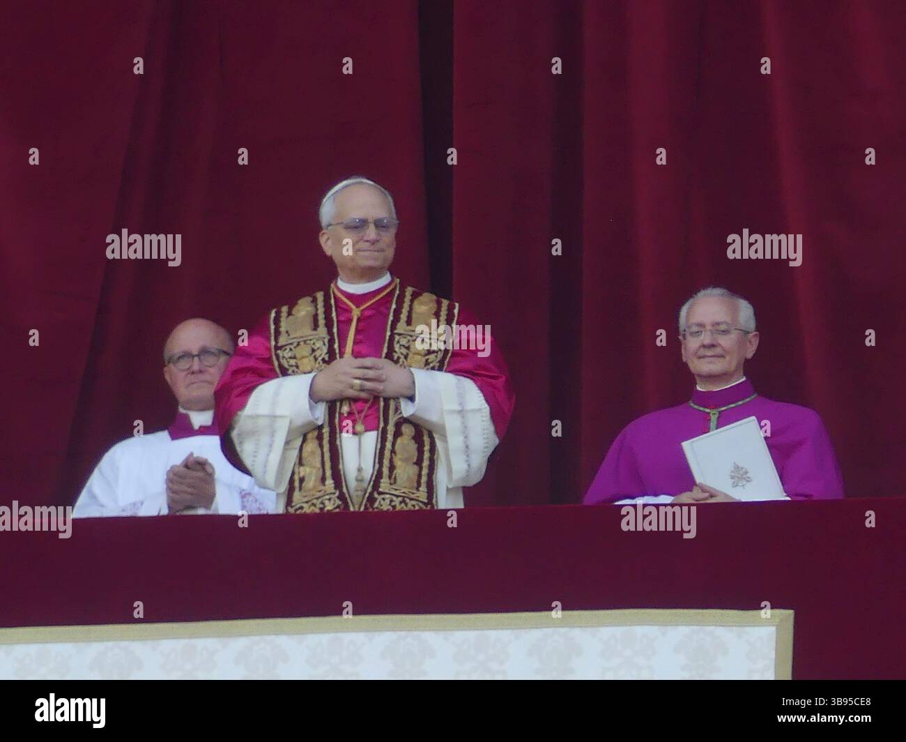 8 maggio 2025, %G: Fumo bianco (int) visto come cardinale robert ...