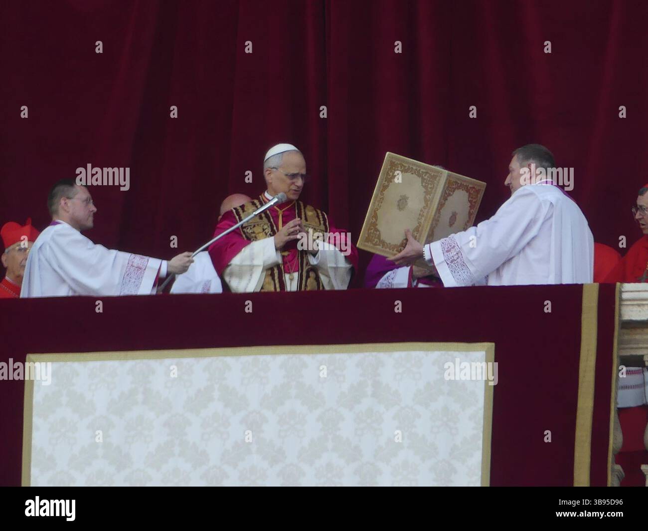 8 maggio 2025, %G: Fumo bianco (int) visto come cardinale robert ...